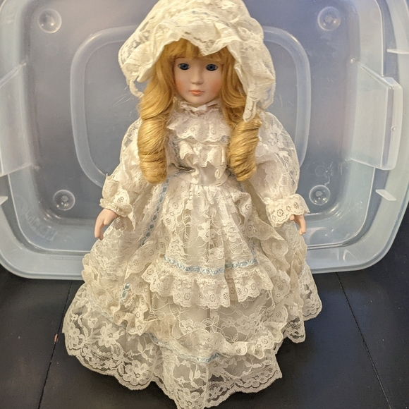 Brinn's | Accents | 989 Brinns Limited Edition Julia Doll With Stand ...